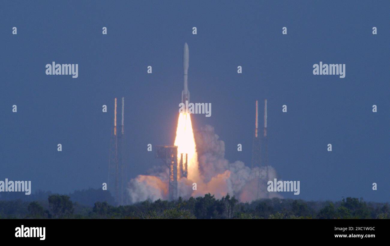 Space rocket lift off hi-res stock photography and images - Alamy