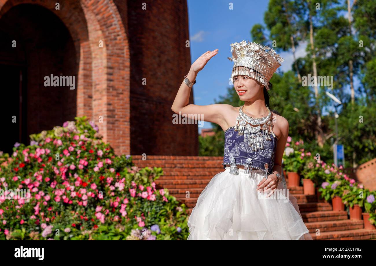 (240614) -- MILE, June 14, 2024 (Xinhua) -- A tourist poses for photos ...