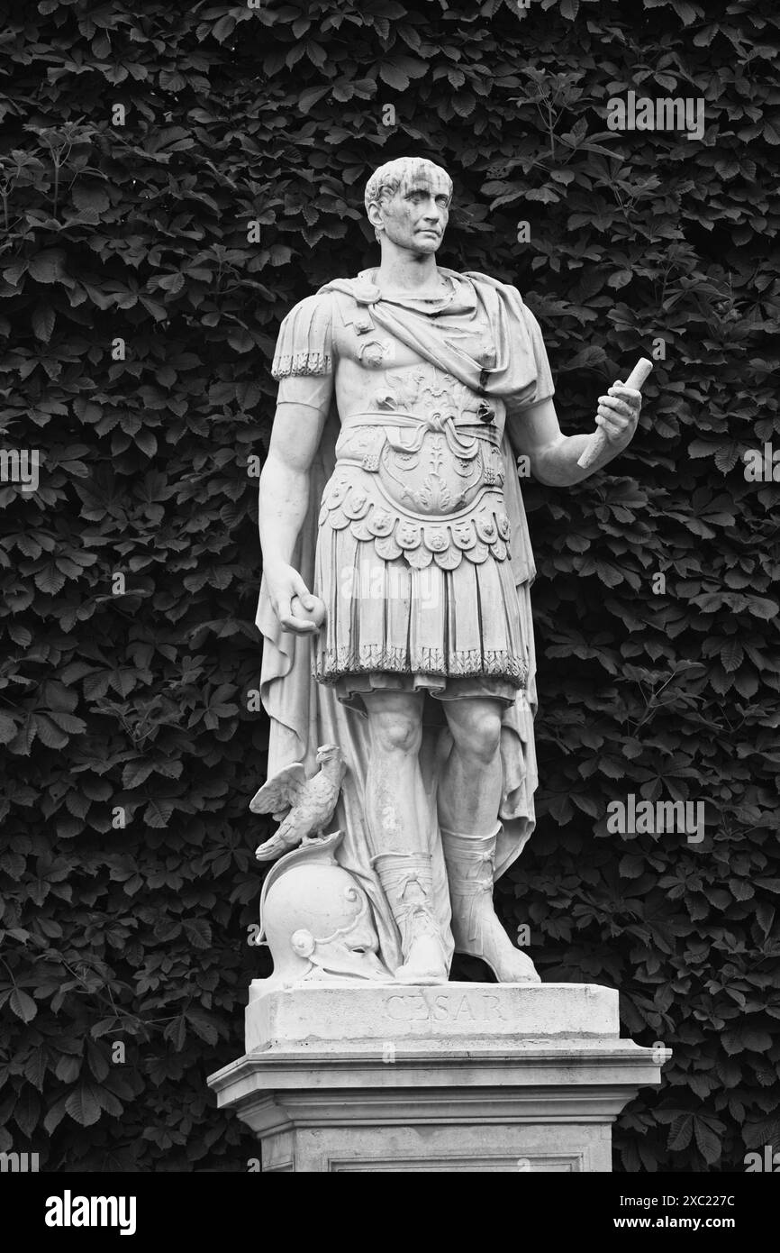 Sculpture statue of Julius Caesar by Ambrogio Parisi, Jardin des ...