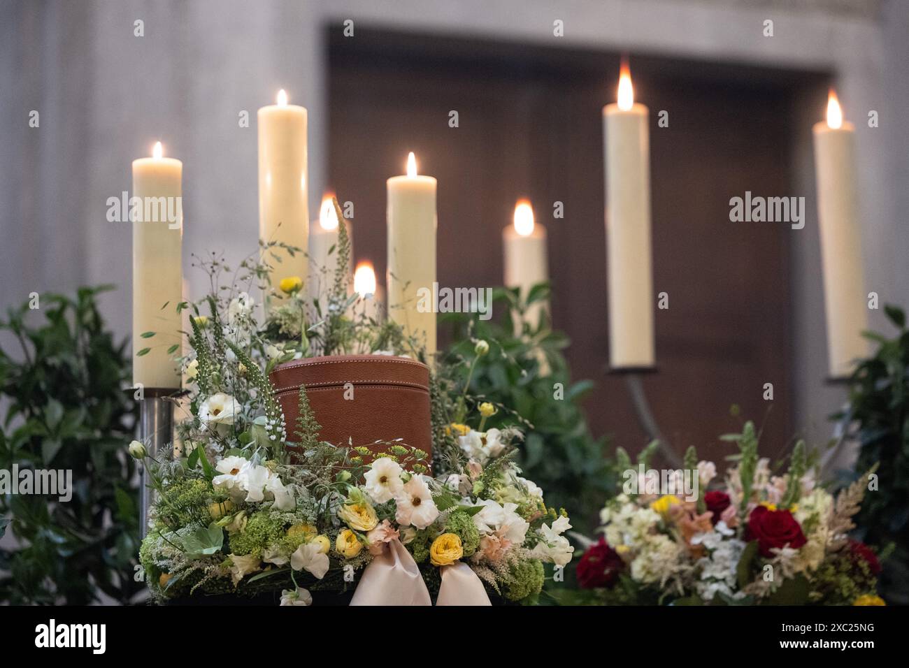 Mourning hall hi-res stock photography and images - Alamy