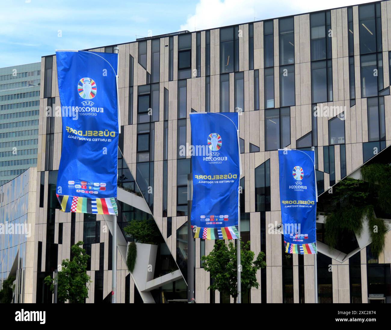 ...Blick auf EM 2024 Flaggen im KOe Bogen vor Gebaeuden.. Duesseldorf ...