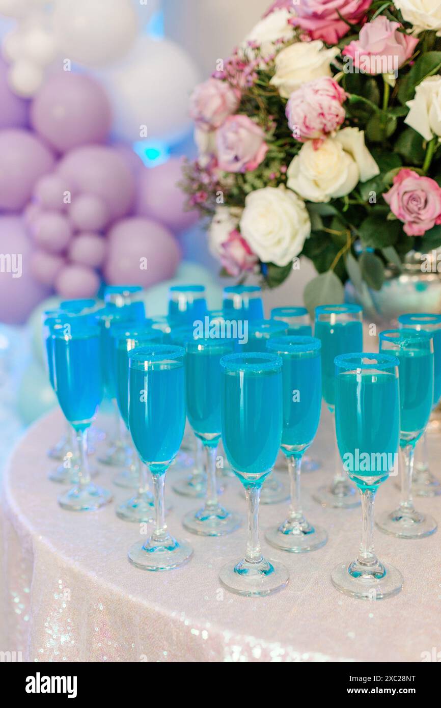 Cool cocktail party hi-res stock photography and images - Alamy