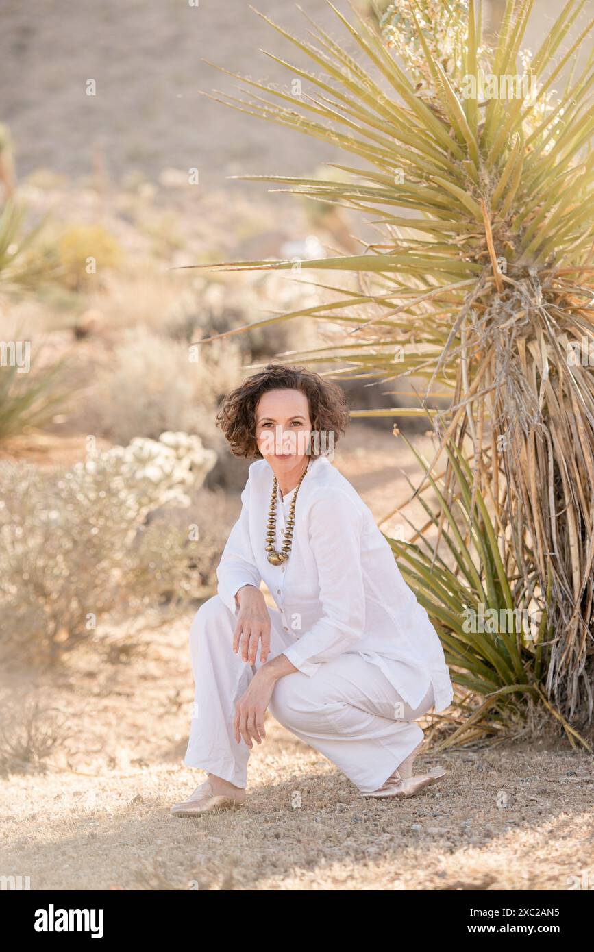 Women in desert sunny day hi-res stock photography and images - Alamy