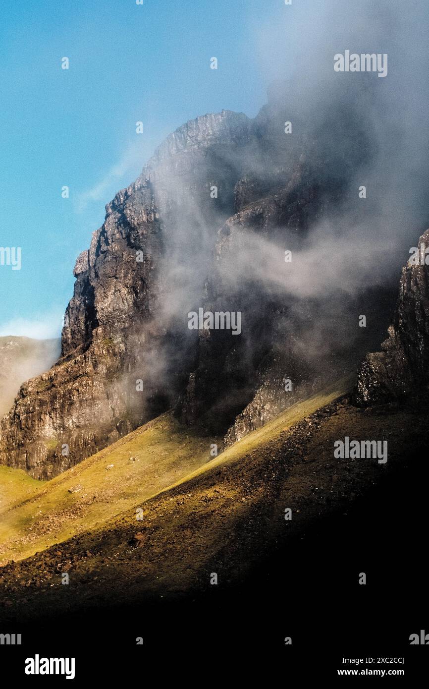 Mist covered mountains hi-res stock photography and images - Alamy