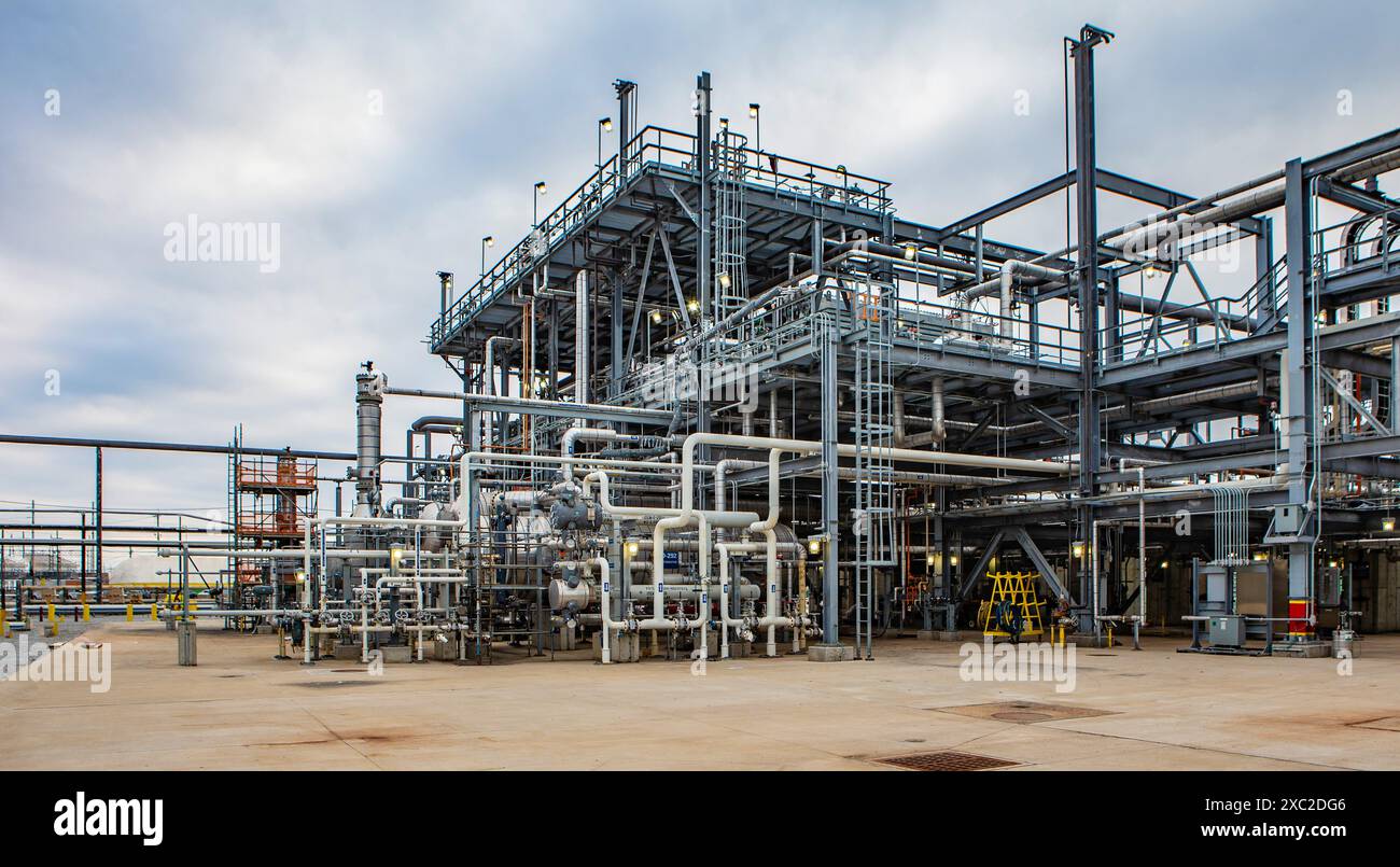 Oil refinery pipe hi-res stock photography and images - Alamy