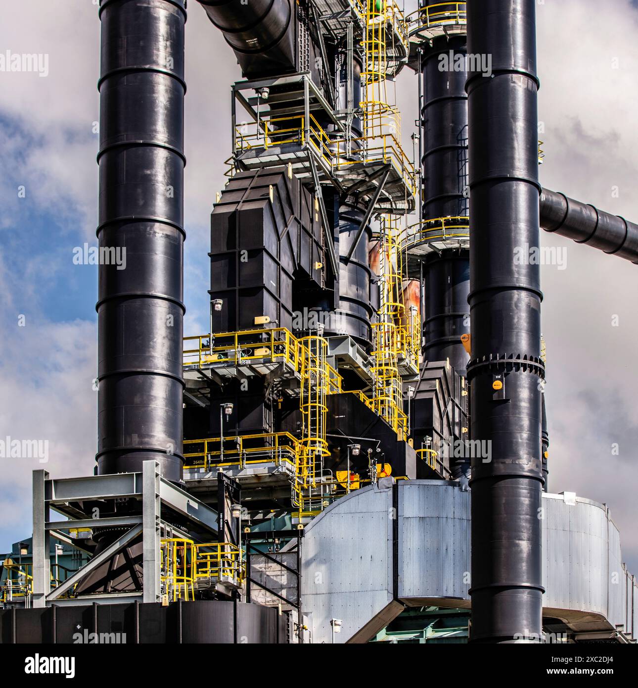 Oil refinery tubes hi-res stock photography and images - Alamy