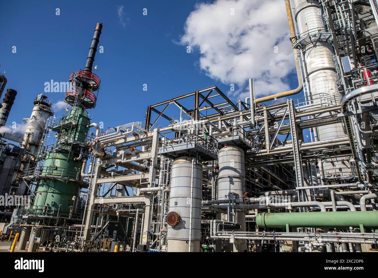 California gas refinery hi-res stock photography and images - Alamy