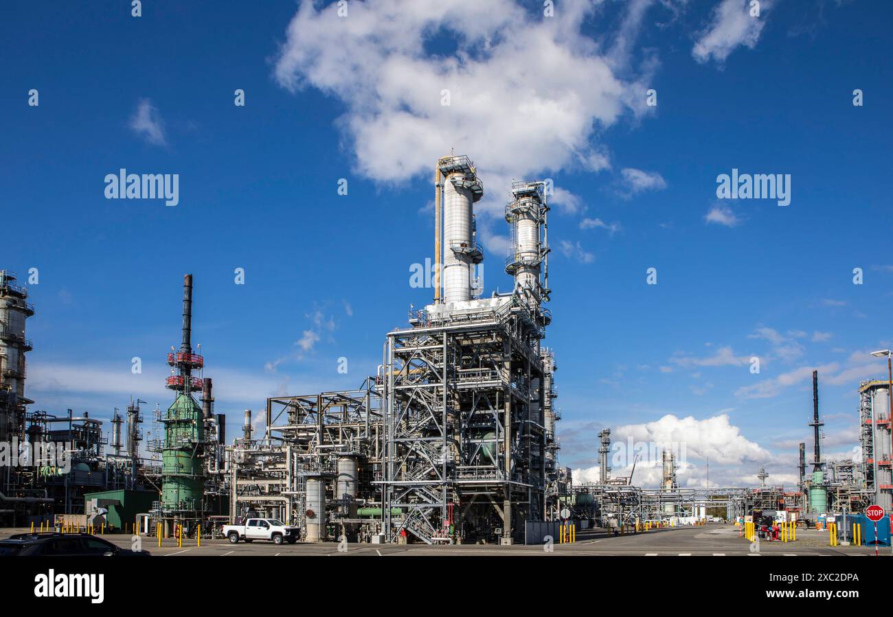Oil and gas refinery iin California Stock Photo - Alamy