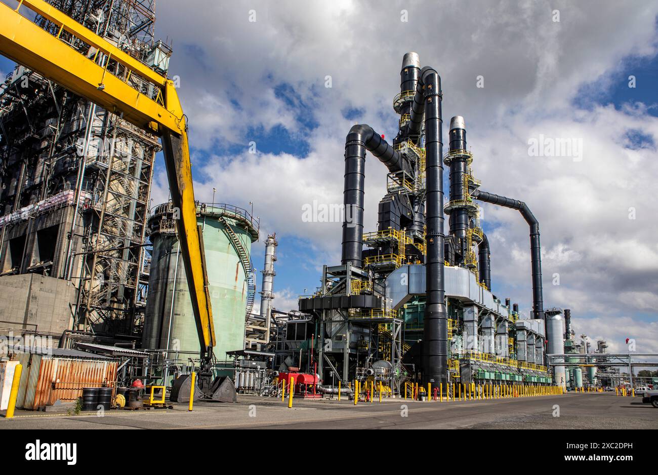 Oil and gas refinery iin California Stock Photo - Alamy