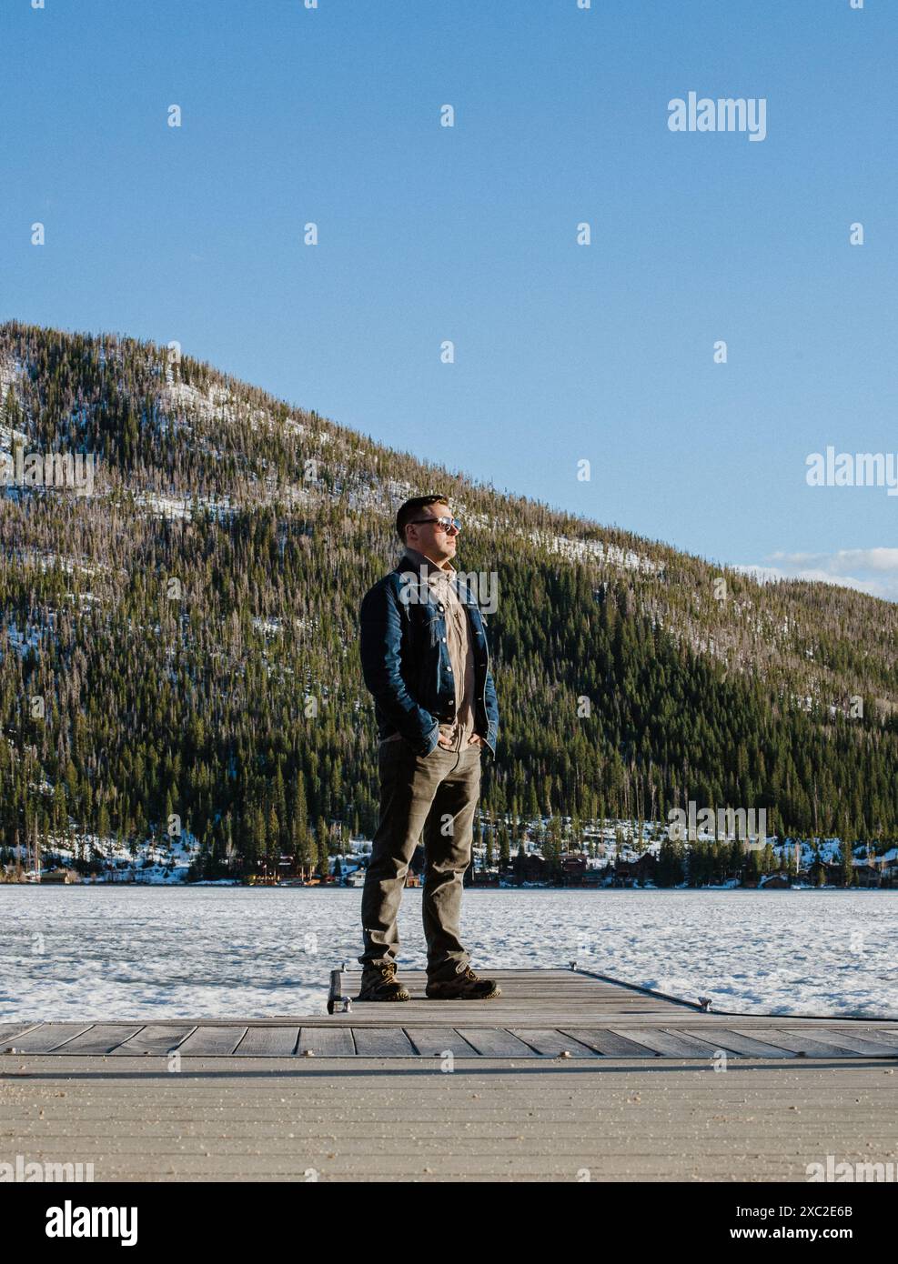 Frozen lake mountain backdrop hi-res stock photography and images - Alamy