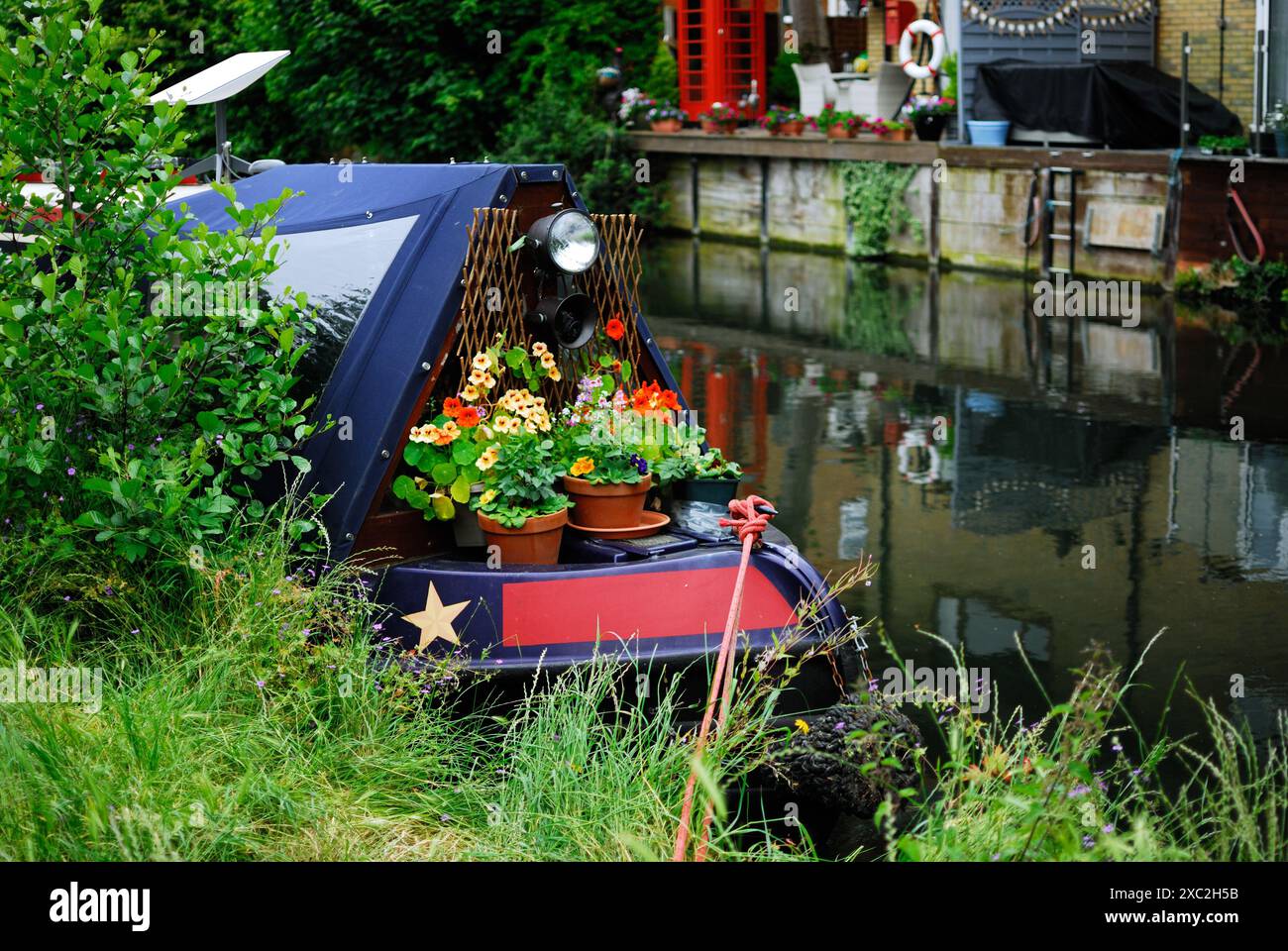 Red and green narrowboat hi-res stock photography and images - Alamy