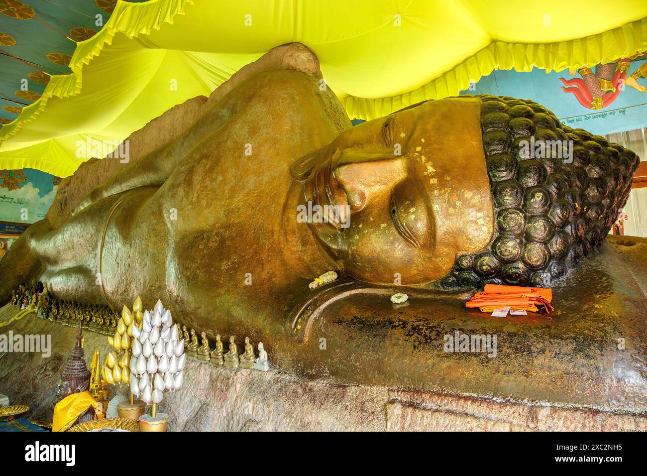 Reclining buddha statue cambodia hi-res stock photography and images ...
