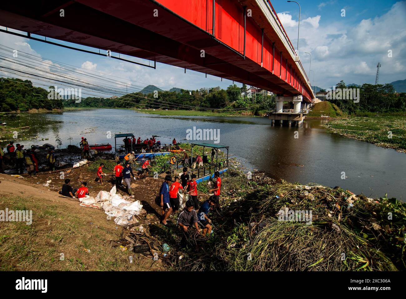 CITARUM WASTE CLEANUP PROCESS Residents and officers work together to ...