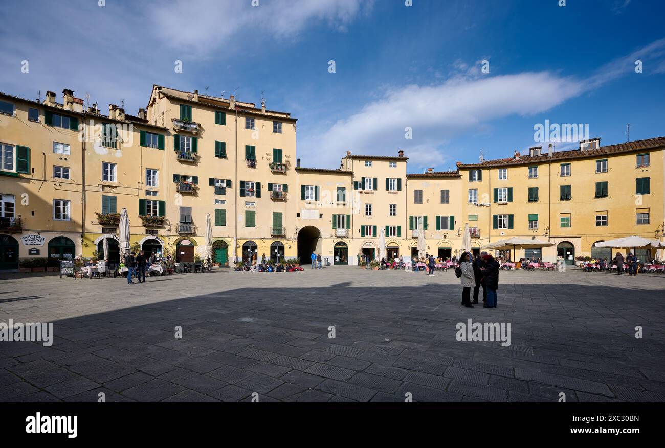 Piazza dellanfiteatro lucca toskana hi-res stock photography and images ...