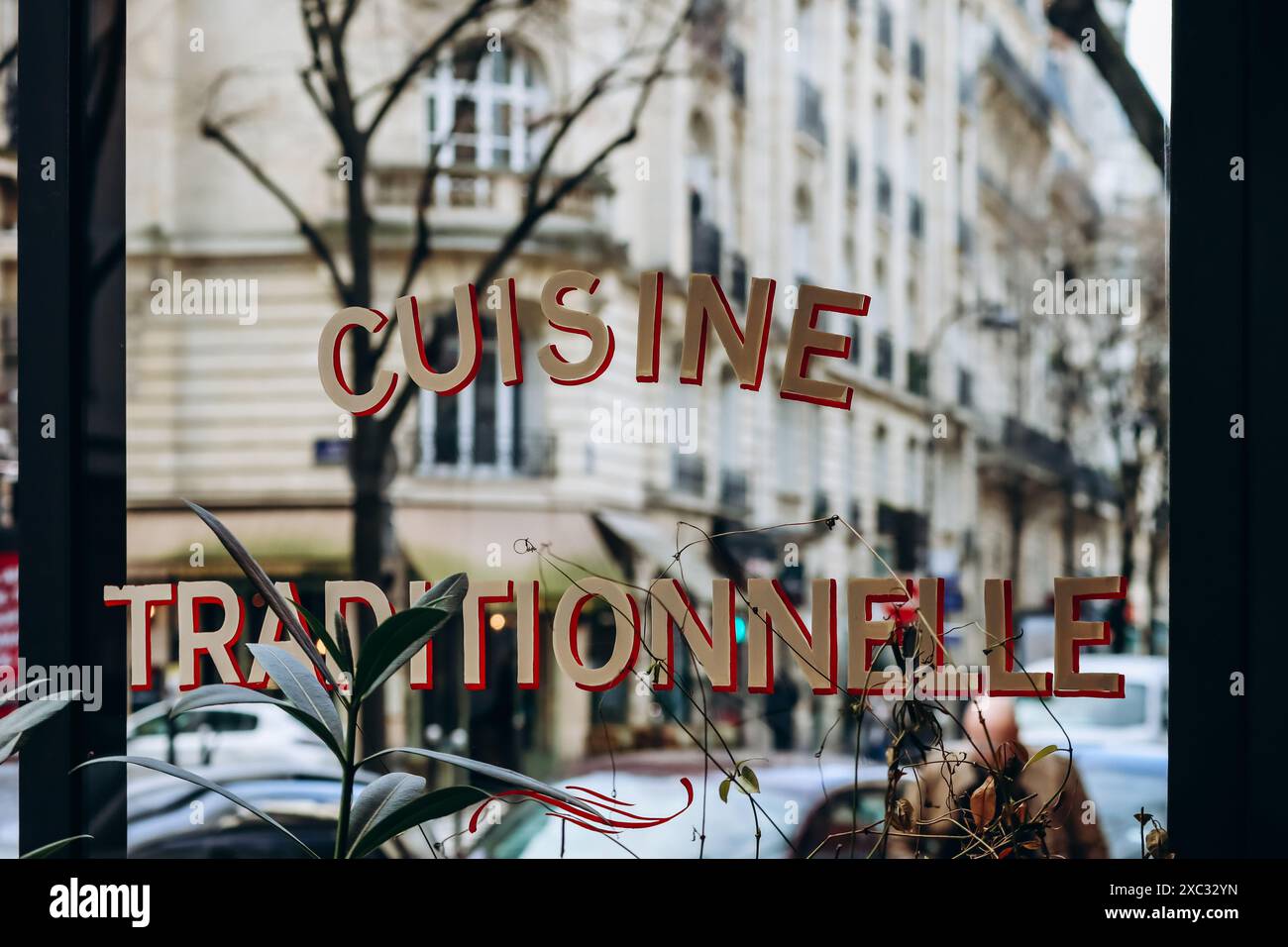 "Traditional kitchen" sign on a restaurant terrace window in Paris ...