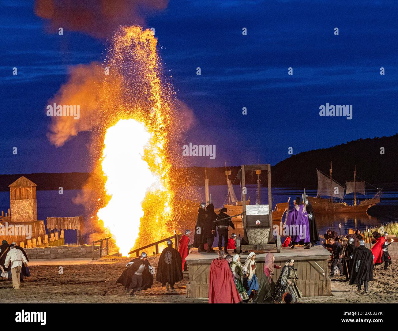 Stoertebeker Festspiele 2024 Explosionen und Feuerbaelle begleiten die ...