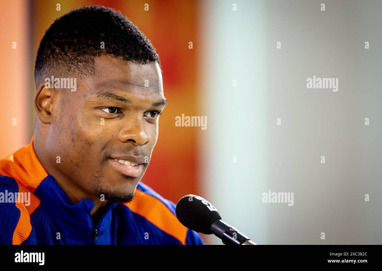 WOLFSBURG - Denzel Dumfries during a media moment of the Dutch national ...
