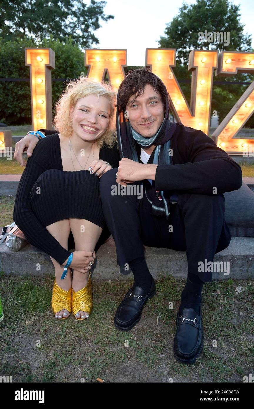 Luisa-Celine Gaffron und Noah Saavedra beim Fest der Produktionsallianz 2024 im Tipi am ...