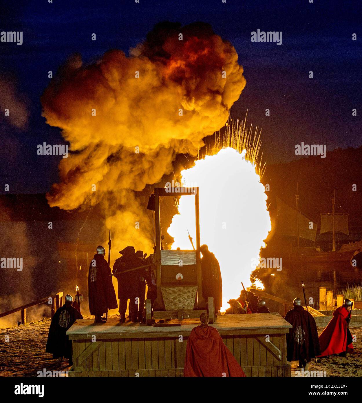 Stoertebeker Festspiele 2024 Explosionen und Feuerbaelle begleiten die ...