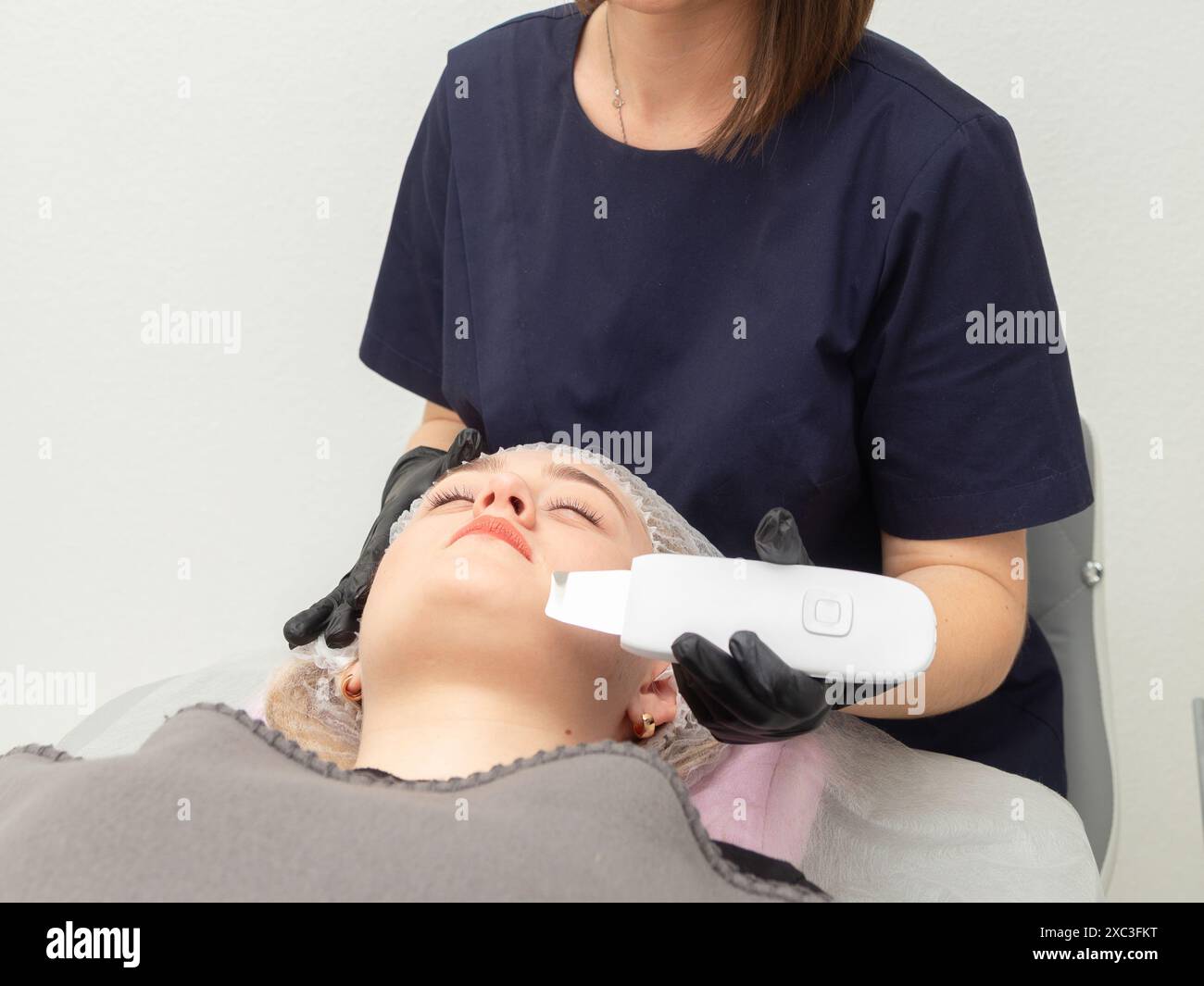 Ultrasound facial peeling. Young woman getting ultrasonic peel skin ...