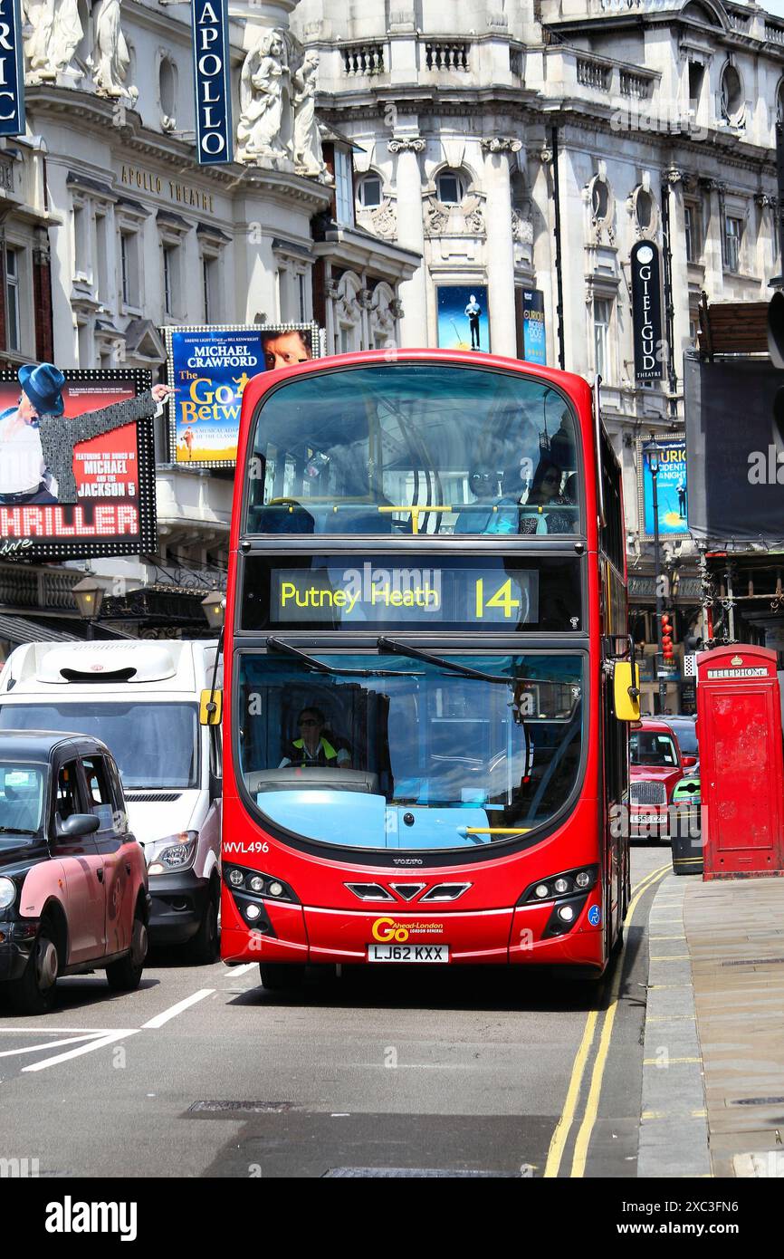 Putney bus hi-res stock photography and images - Alamy