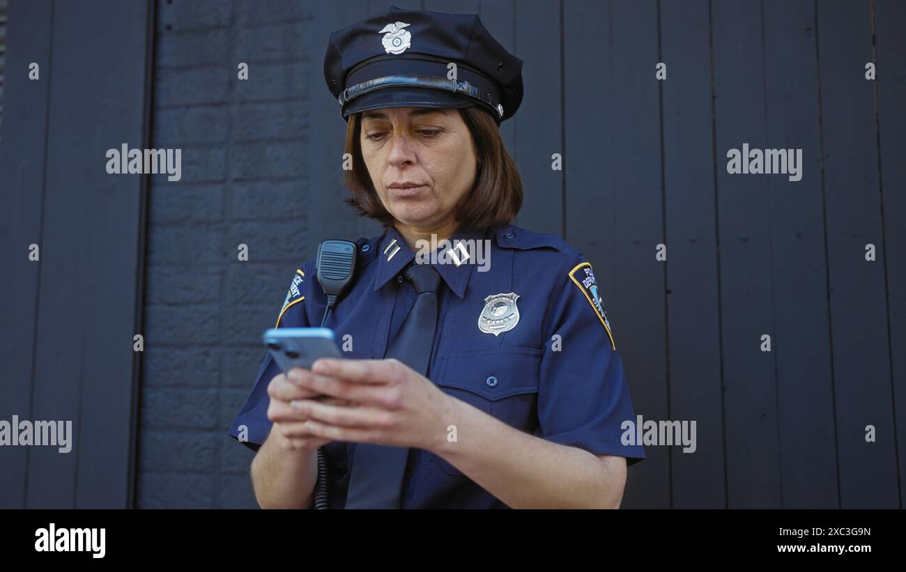Policewoman using mobile phone hi-res stock photography and images - Alamy