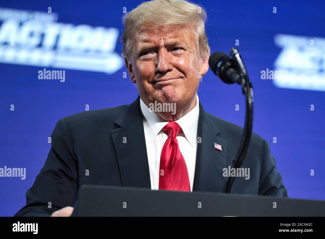 Donald trump side view hi-res stock photography and images - Alamy