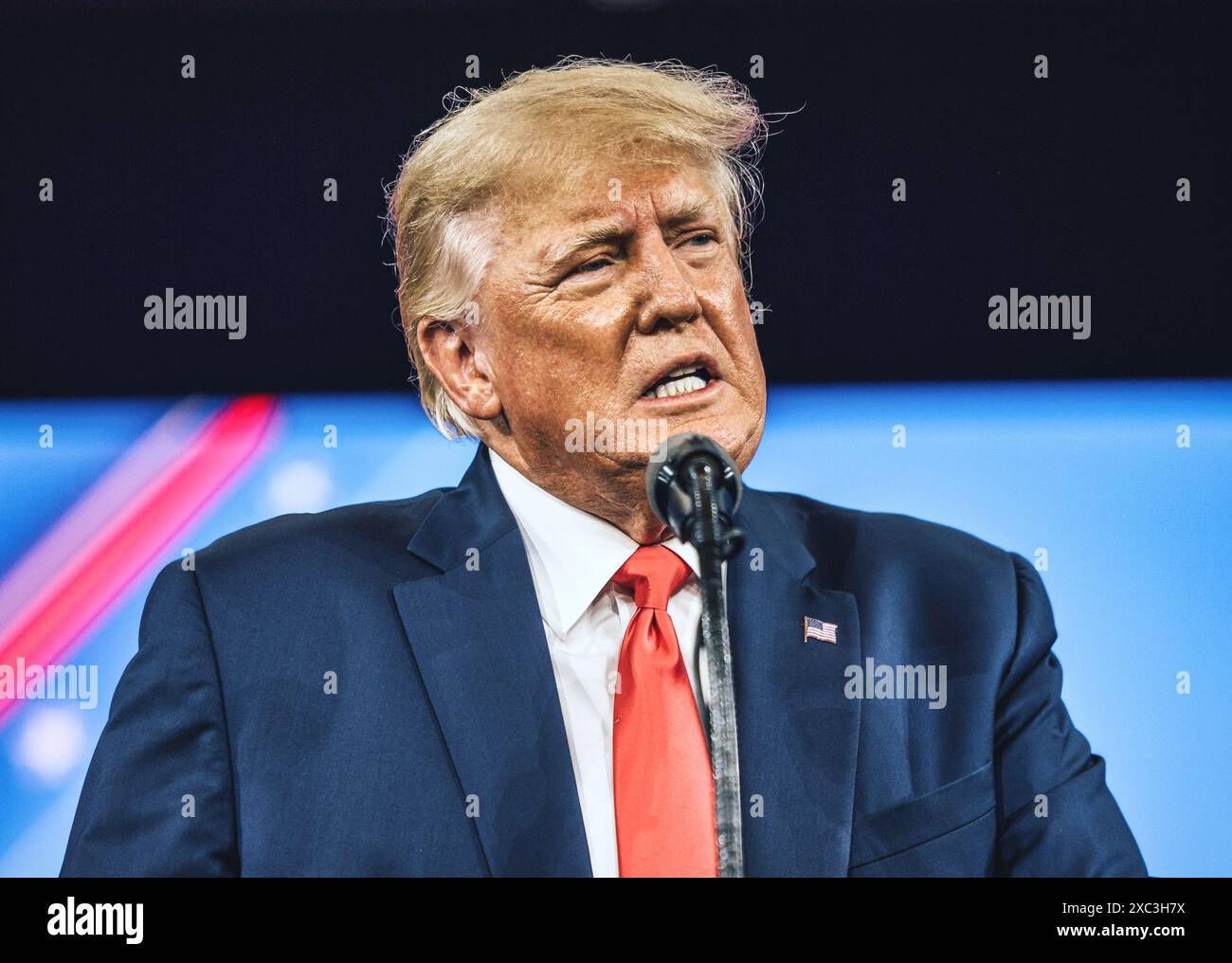 Donald trump side view hi-res stock photography and images - Alamy