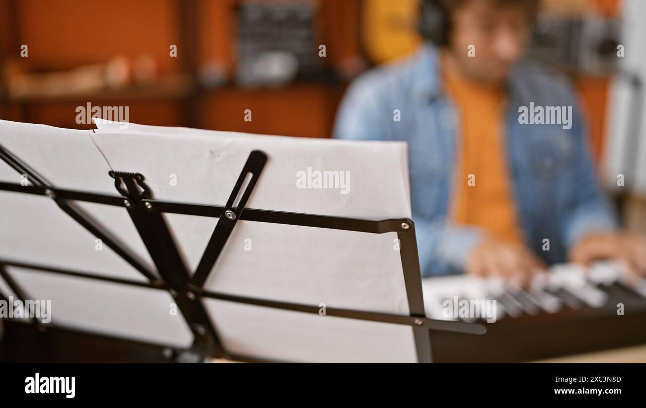 Man keyboardist hi-res stock photography and images - Alamy