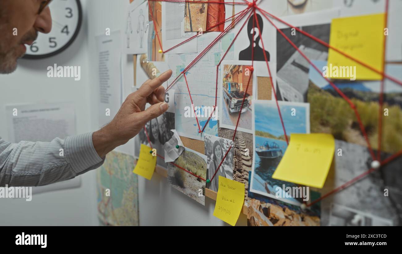 Red string corkboard hi-res stock photography and images - Alamy