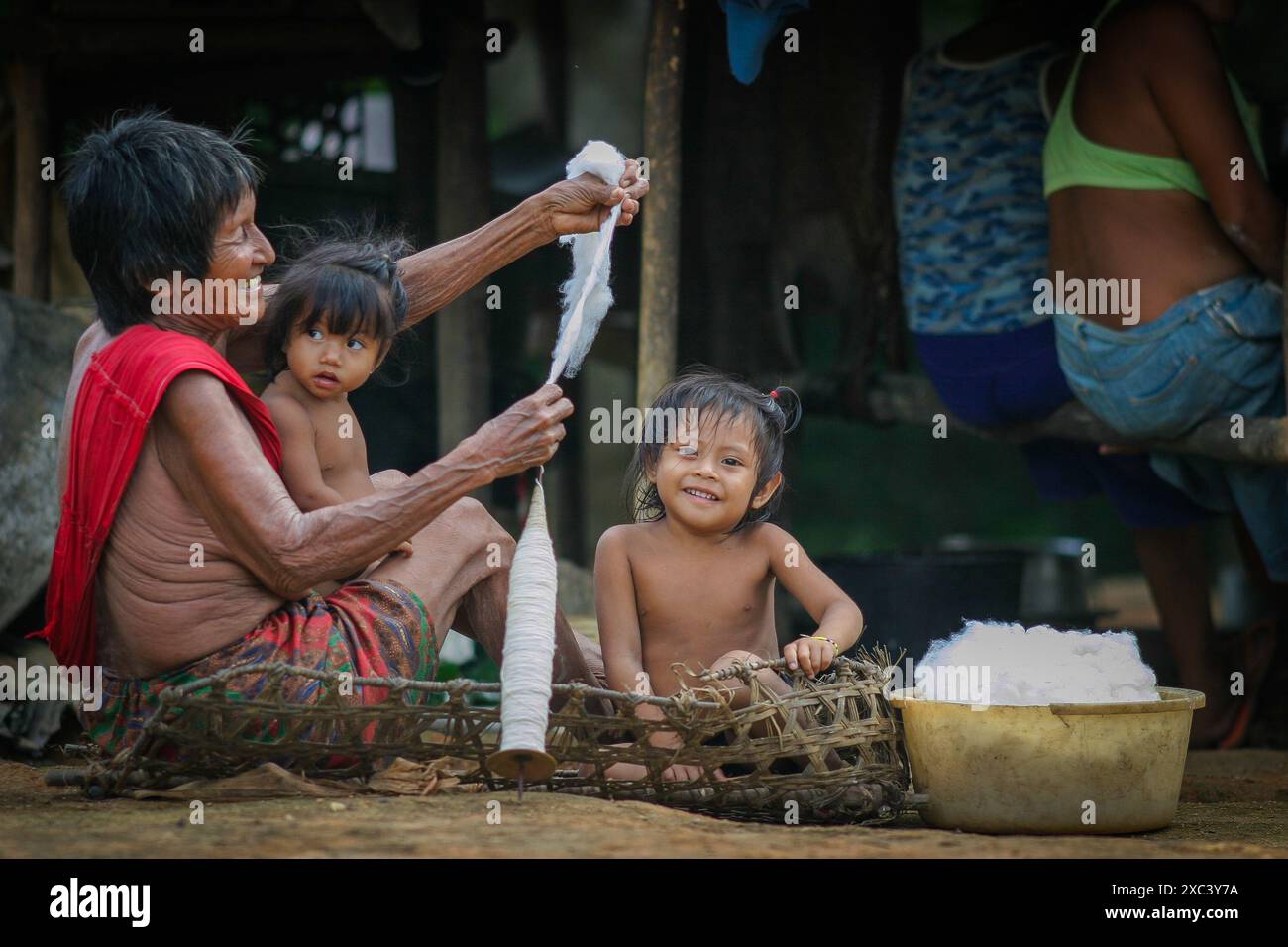 Suriname, Tepu - Trio tribe woman is spinning cotton Stock Photo - Alamy