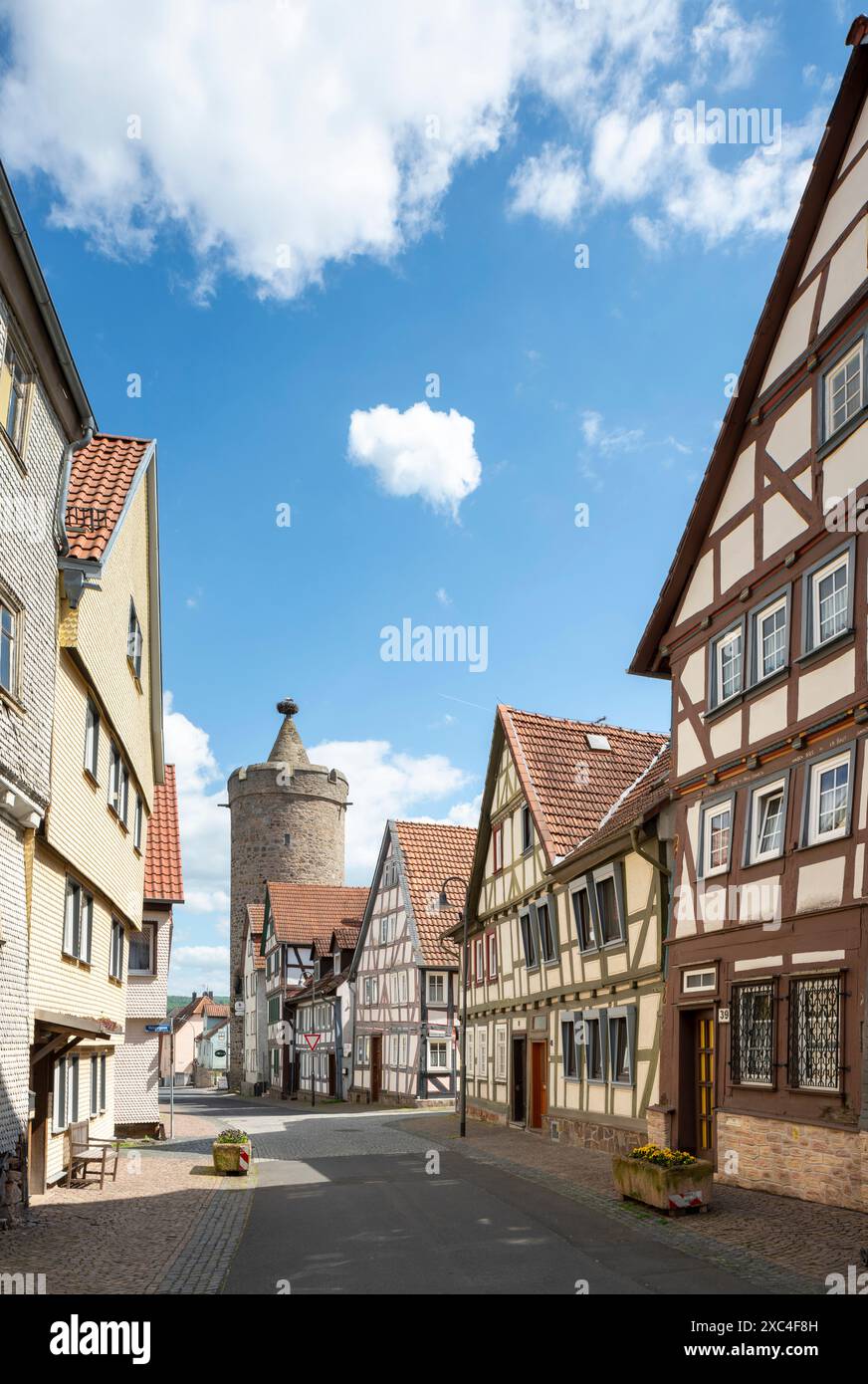 Alsfeld, Fulder Gasse mit Leonhardsturm am Fulder Tor von 1386 ...