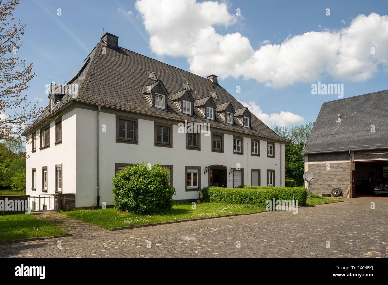 Alsfeld, ehemalige Reichsautobahnmeisterei, 1938 von Paul Bonatz, links ...