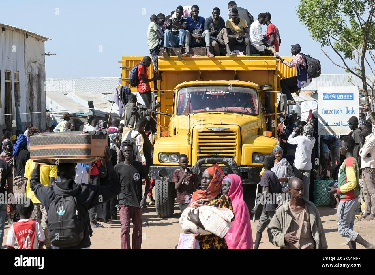 Truck refugee camps africa hi-res stock photography and images - Alamy