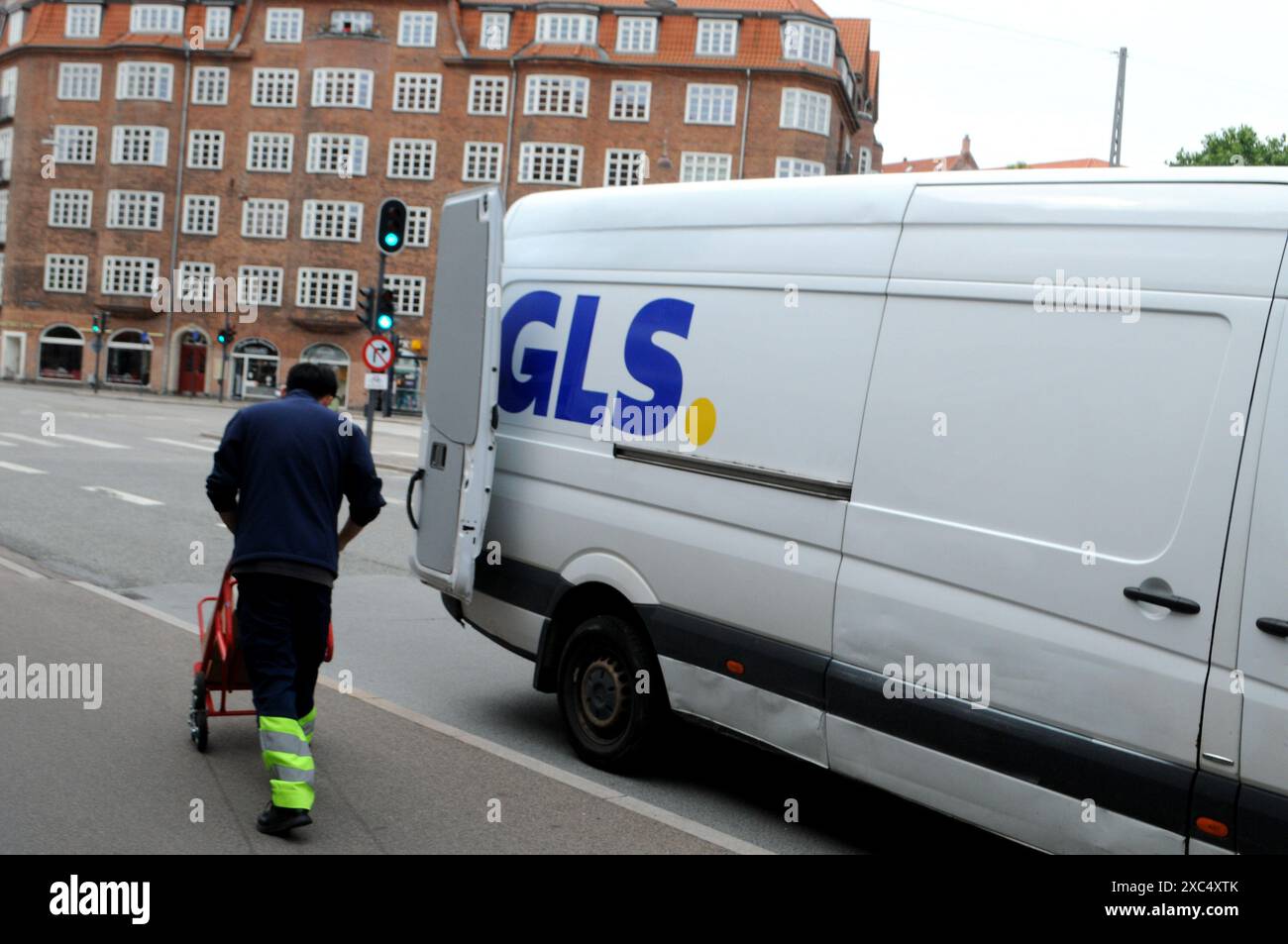 Gls delivery male hi-res stock photography and images - Alamy