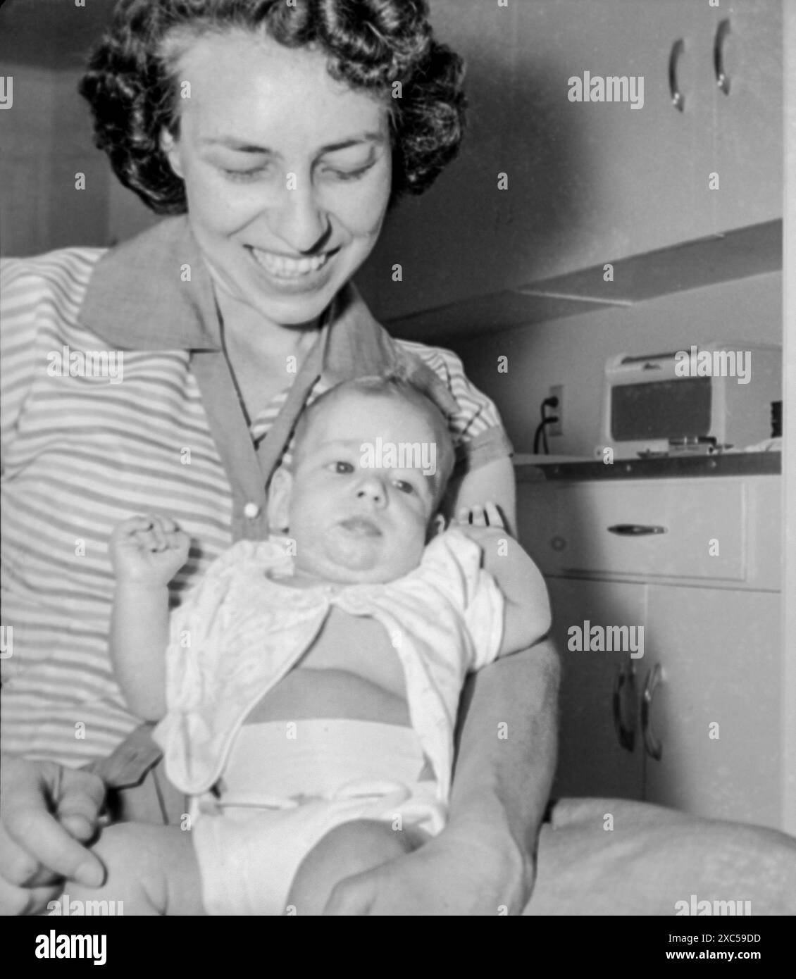 Vintage photo of baby 1950s hi-res stock photography and images - Alamy