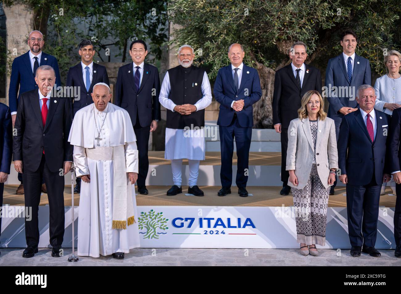 14 June 2024, Italy, Bari: Pope Francis, stands between Recep Tayyip ...