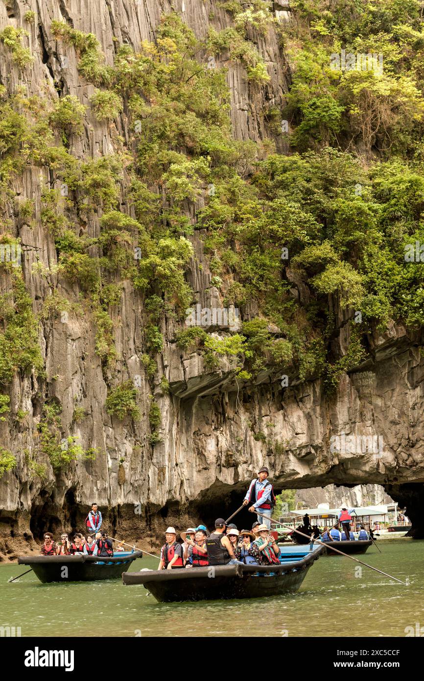 Superb boating and kayaking playground of Hang Luon Cave, Hạ Long Bay ...