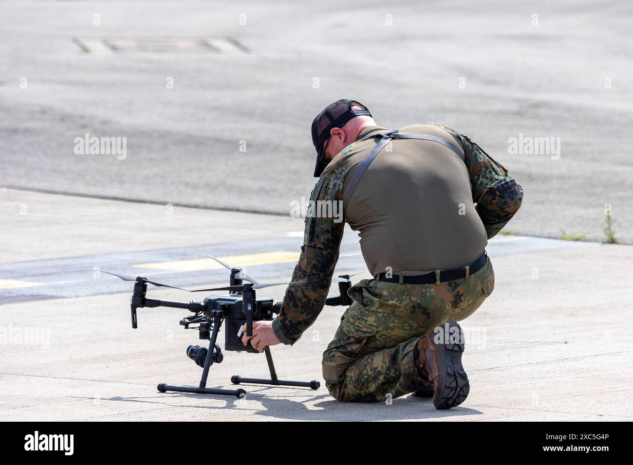 Internationale Luft- und Raumfahrtausstellung ILA - Verteidigungstechnik Drohnenoperator der ...