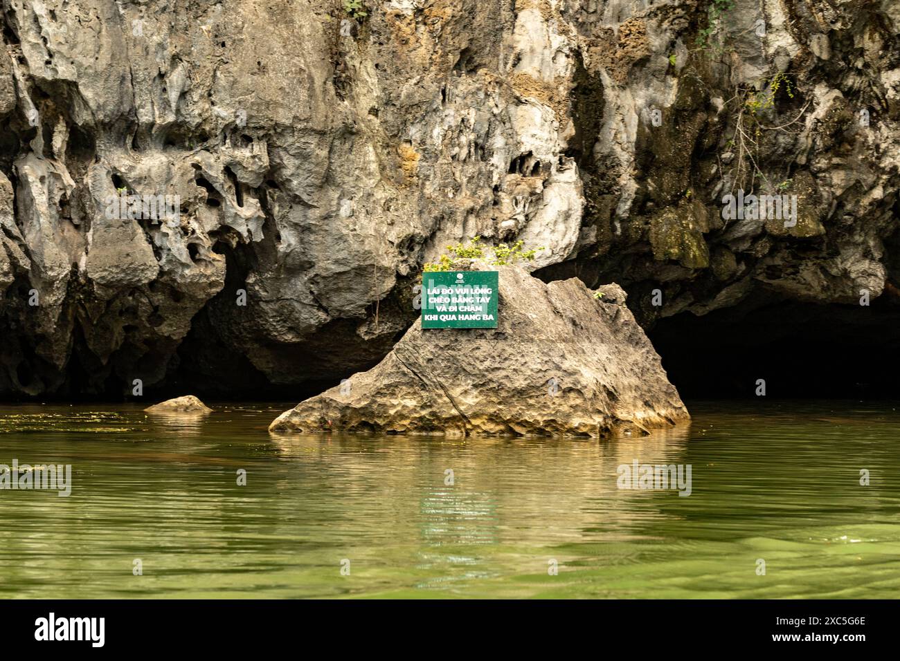 Meandering along the marvellously tranquil Tam Coc river, Ninh Binh ...