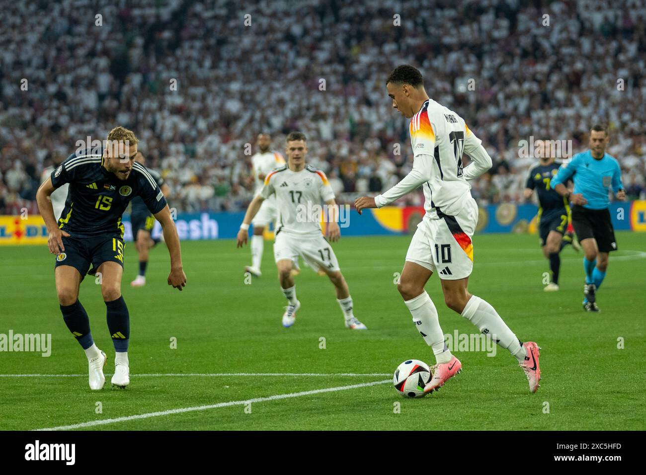 Tommy Conway (Schottland #19), Jamal Musiala (Deutschland #10), GER ...