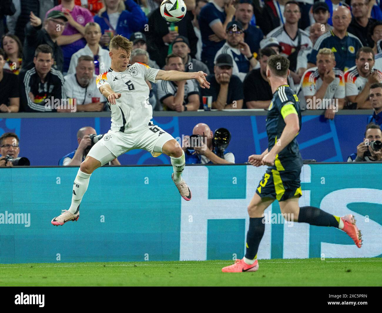 Joshua Kimmich (Deutschland #06), Andrew Robertson (Schottland #03 ...