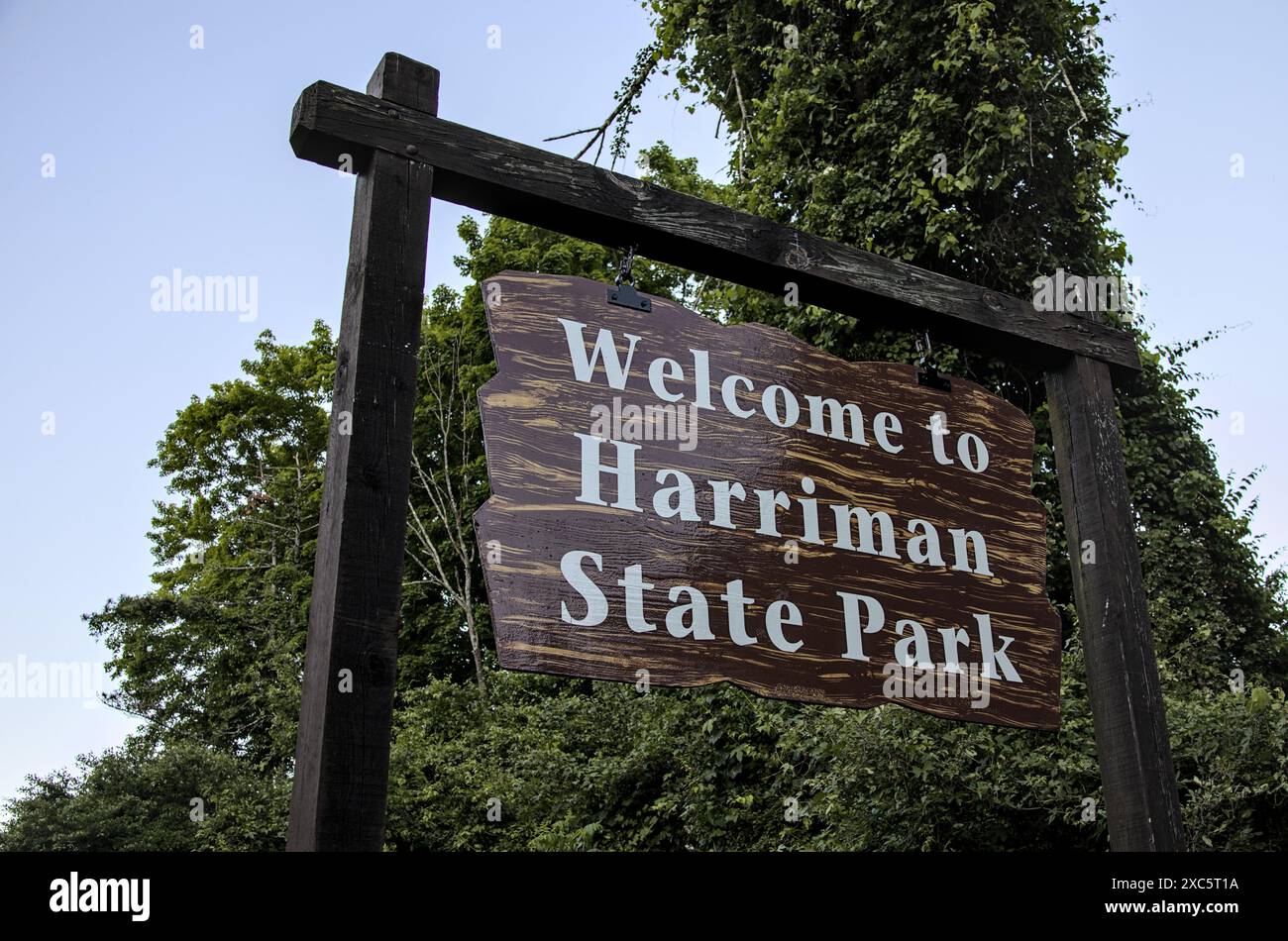Welcome to Harriman State Park sign on Seven Lakes Drive at entrance to ...