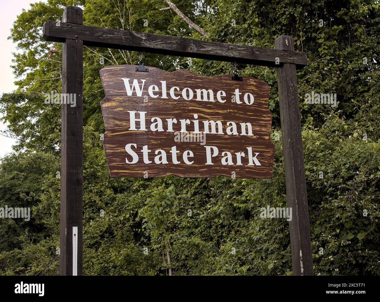 Welcome to Harriman State Park sign on Seven Lakes Drive at entrance to ...