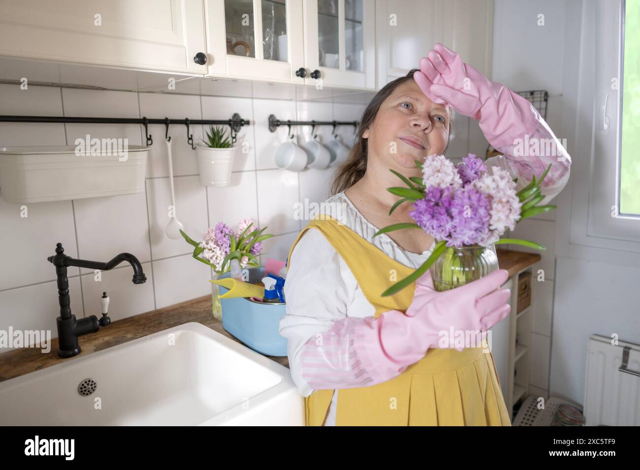 Upset woman bouquet flowers hi-res stock photography and images - Alamy