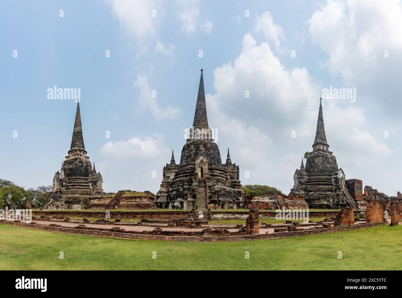 A picture of the three chedis at the Wat Phra Si Sanphet Temple Stock ...