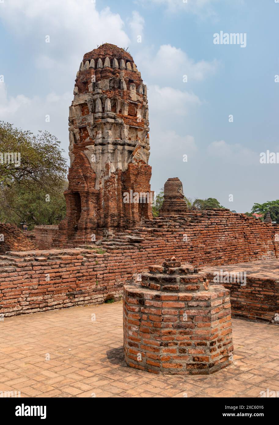 A picture of a prang at the Wat Mahathat Temple Stock Photo - Alamy