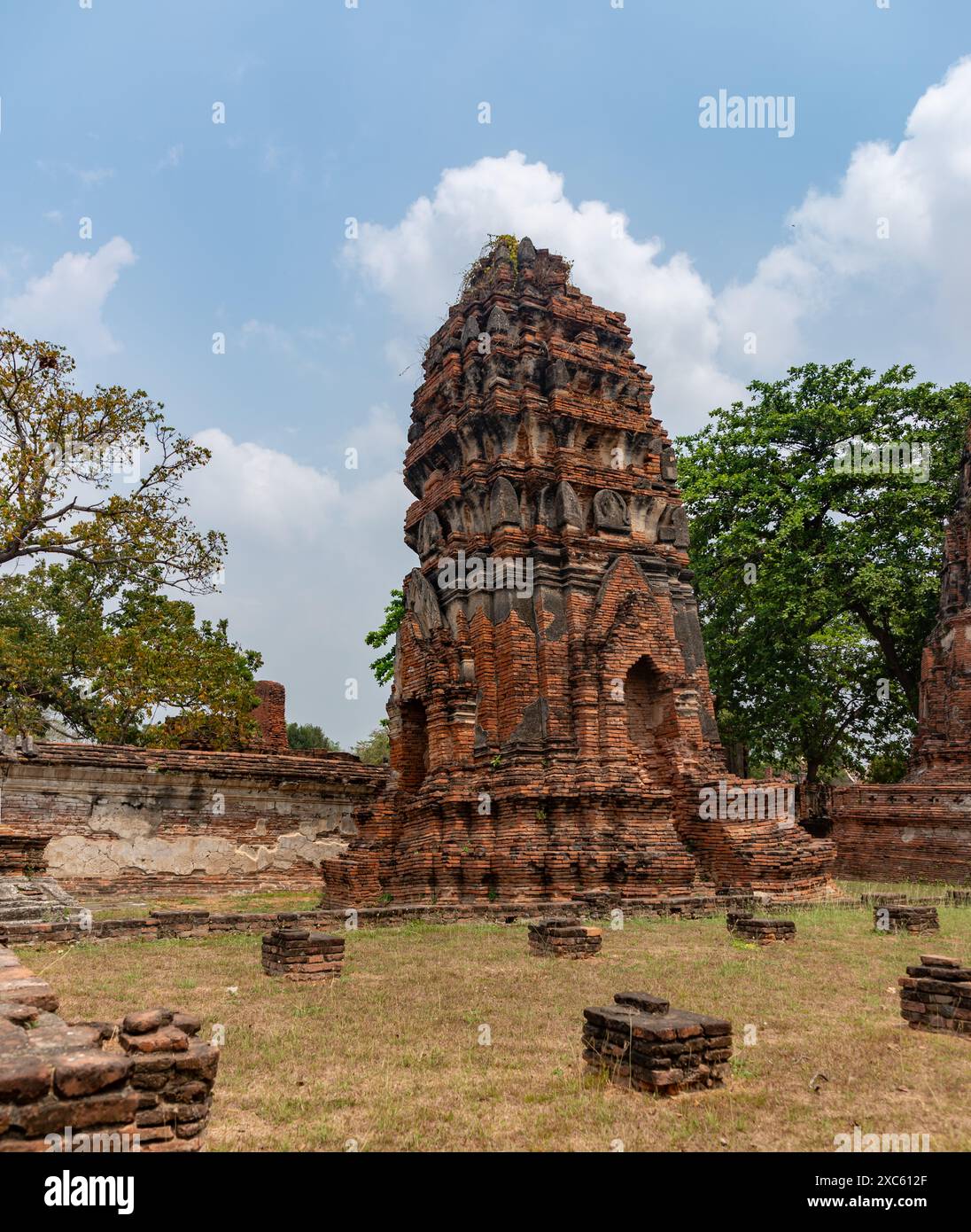A picture of a leaning prang at the Wat Mahathat Temple Stock Photo - Alamy