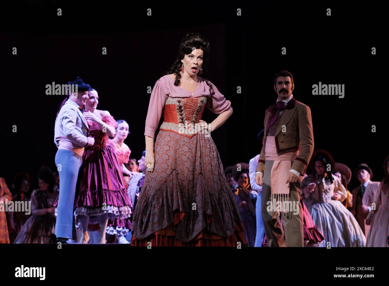Singers perform during representation of the opera ‘Dona Francisquita ...