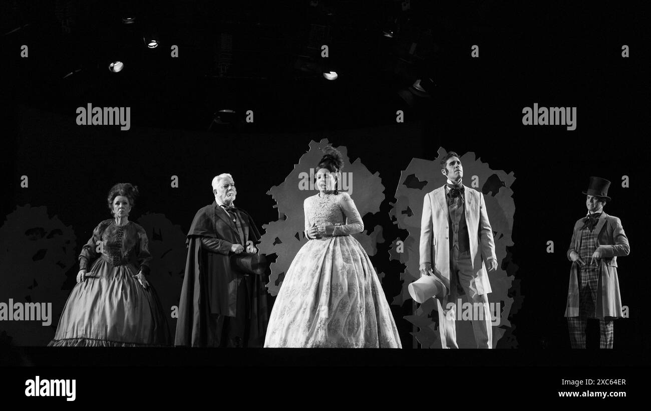 Singers perform during representation of the opera ‘Dona Francisquita ...